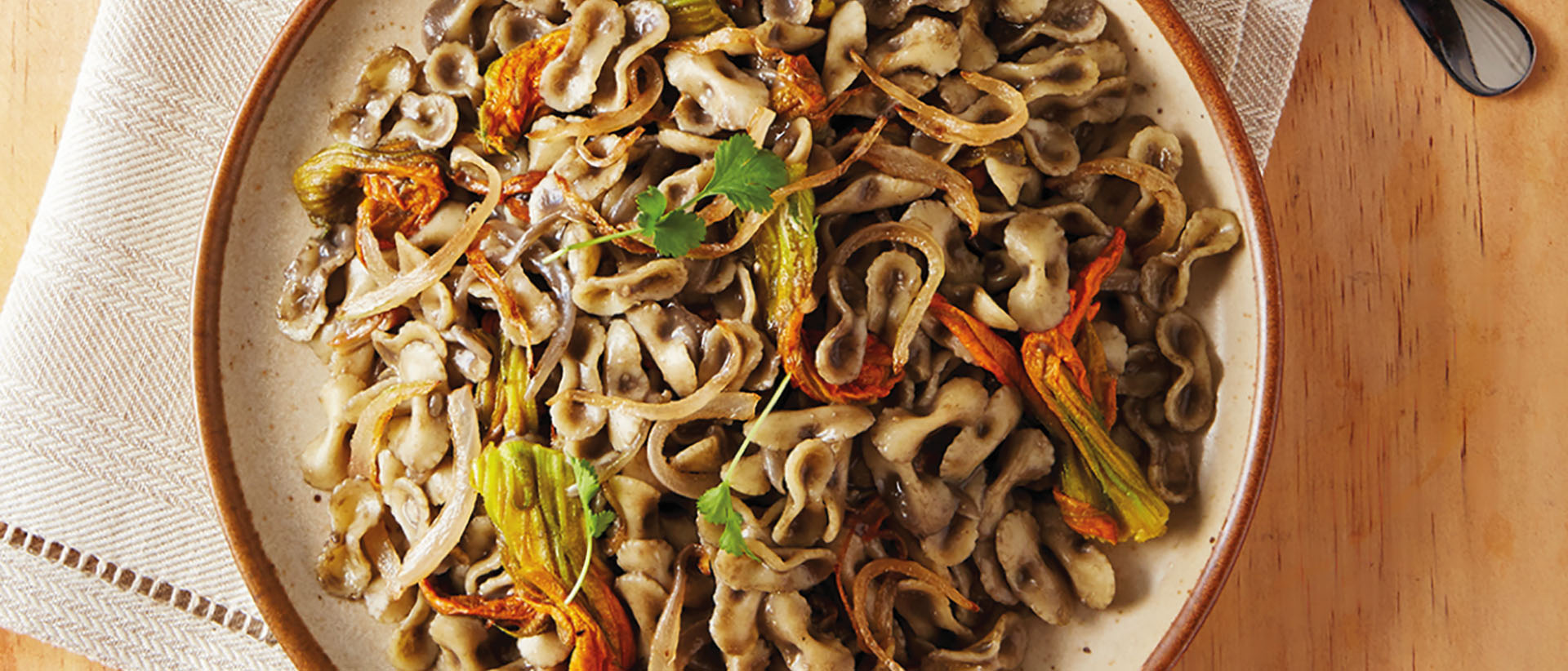 MOÑO CON FLOR DE CALABAZA Y HUITLACOCHE