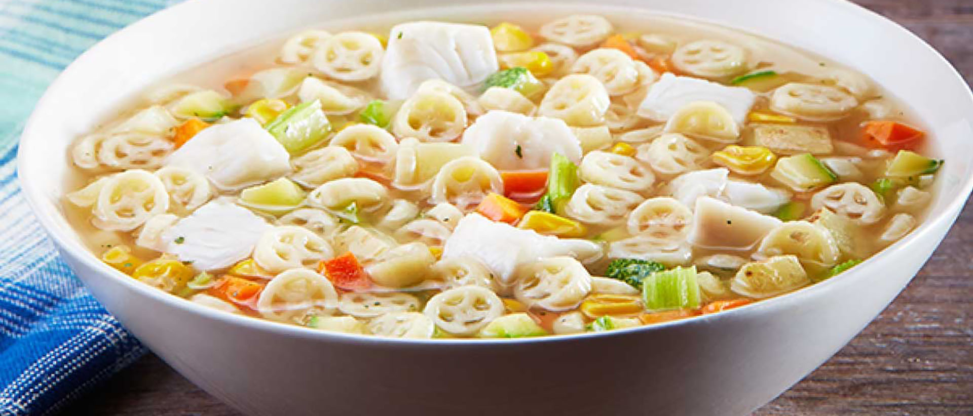 SOPA DE PASTA Y VEGETALES CON CUBOS DE HUACHINANGO