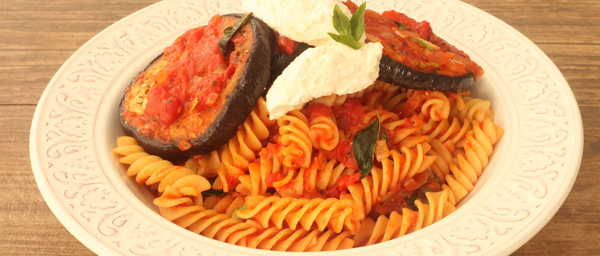 Rotini con Berenjena, Jitomate y Pollo